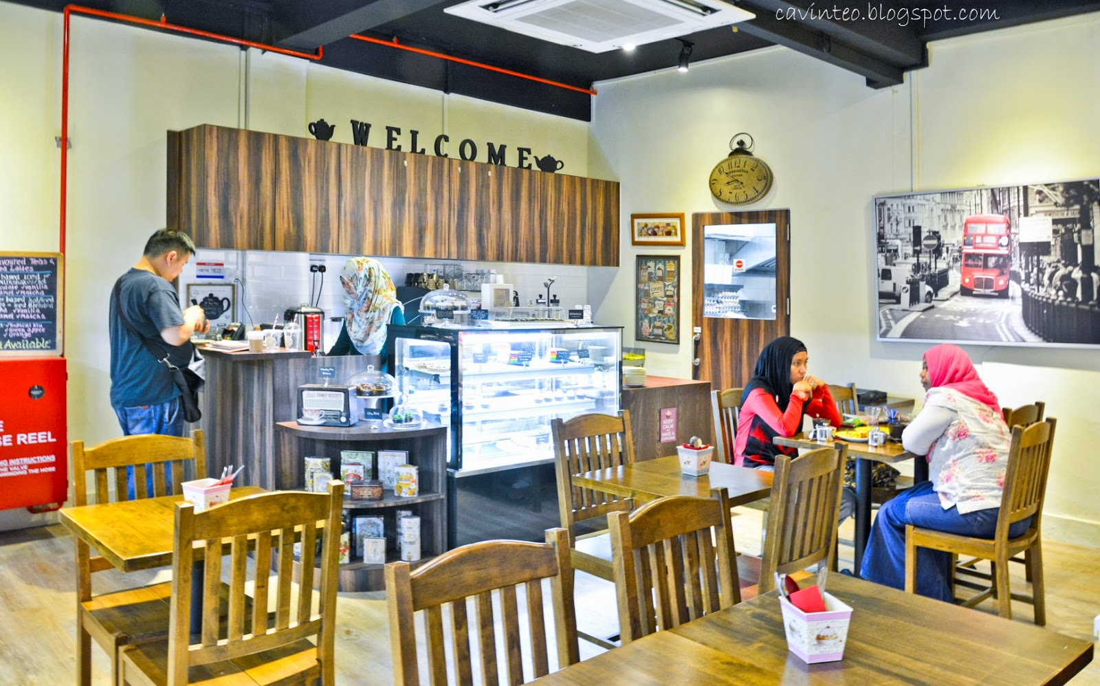 Entree Kibbles: The Finest Tea Shop Cafe - Halal Chocolate Rainbow Cake ...